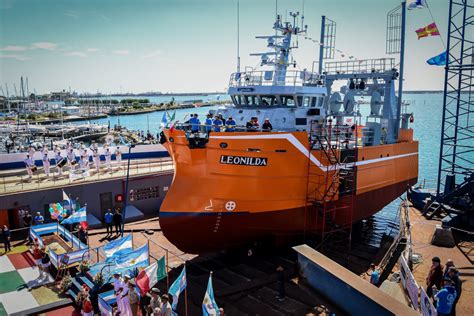 Emotiva Botadura Del Pesquero “leonilda” El Buque N° 150 De Astillero