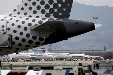 Un Avión Aterriza De Emergencia En Barcelona Y 28 Inmigrantes Tratan De