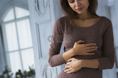 女人难受的摸着肚子高清图片下载 正版图片600462053 摄图网