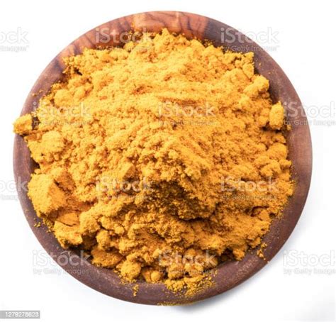 흰색 배경에 고립 된 나무 그릇에 심황 분말 또는 Curcuma 분말 0명에 대한 스톡 사진 및 기타 이미지 0명 가루로
