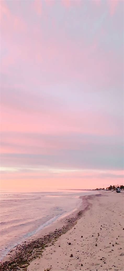 잔잔한 파도가 치는 노을 바닷가 아이폰 배경화면