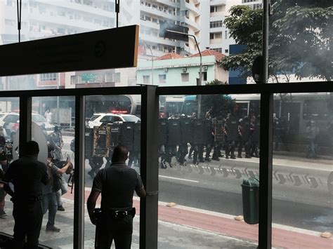 Pm Avança Sobre Estudantes Que Protestam Na Paulista Em Sp 0412