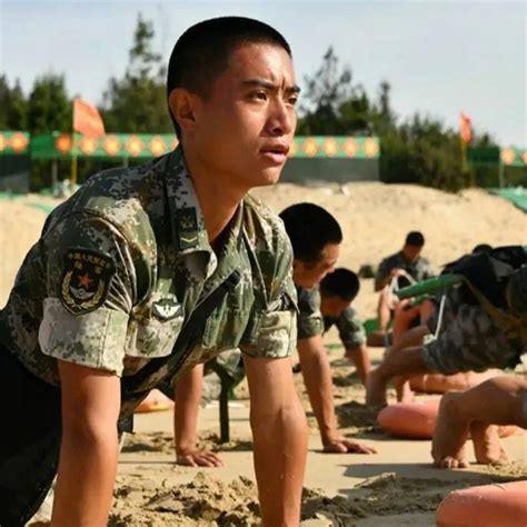 拎着铁锤从5米高处跳下，他从死神手里抢人！王亮浮梁县小孩