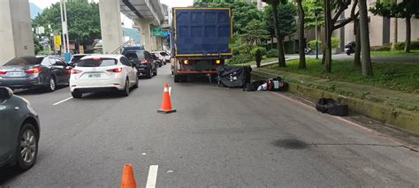 淡水死亡車禍！騎士擦撞倒地「後方卡車來不及閃」 頭遭輾慘死現場 Enews新聞網