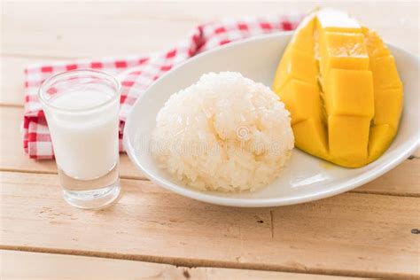 Mango Con Arroz Pegajoso Foto De Archivo Imagen De Tailandés 90261962