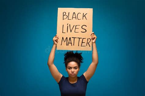 Muchacha Negra Protestando Con Afiches Vidas Negras Importan Imagen De