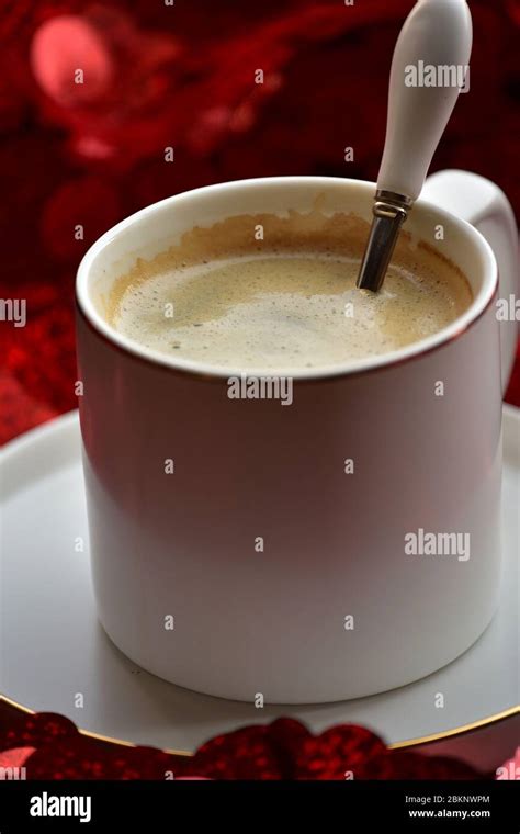 Weiße Tasse Mit Kaffee Auf Einem Hintergrund Von Roten Funkelt Eine