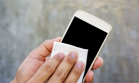 Por qué no se debe limpiar la pantalla de un celular con alcohol