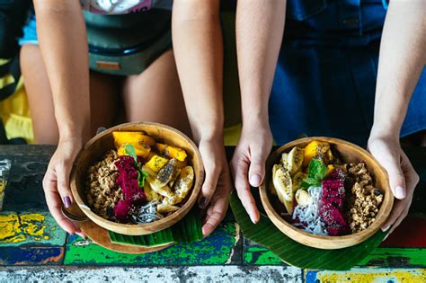 망고 바나나 그래 놀라 강판 코코넛 드래곤 과일과 민트로 만든 여자의 손은 색깔의 배경에 박하 그릇을 들고 건강한 생활방식에 대한 스톡 사진 및 기타 이미지 Istock