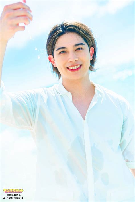砂川脩弥 ビーチ前の爽やかな姿＆クールなセットアップをお届け グラビア特集 ヤンマガweb