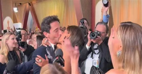 오스카서 기습 키스 보복한 여배우 여친은 박수치며 깔깔