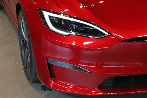 Tesla Model S「ultra Red 烈焰紅」台灣首度亮相、搭配 Yoke 方向盤30499萬起！ Carstuff 人車事
