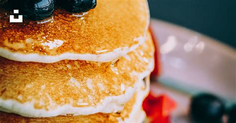 흰색 세라믹 접시에 얇게 썬 딸기와 검은 딸기를 곁들인 팬케이크 사진 Unsplash의 무료 카즈빈 이미지