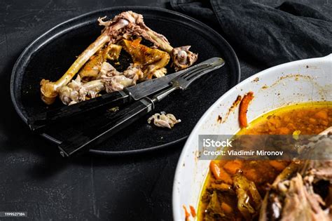 베이킹 접시에 닭 뼈와 닭 해골 접시 저녁 식사에서 남은 검은 색 배경입니다 맨 위 보기 가금류에 대한 스톡 사진 및 기타