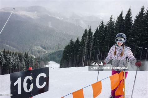 도 근처 스키 여자 서 준비 하 고 카 르 파 티아 산맥에 눈이 트랙에 아래로 하강 배경에 숲 스키 슬로프 겨울 자연입니다 풍경입니다 전체 길이 카메라를 보고입니다 닫습니다