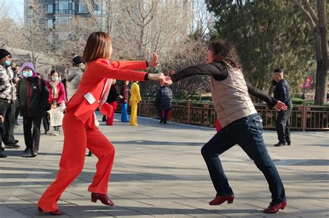 梅子老师带新学员吉特巴基本步练习，舞步干净利落凤凰网视频凤凰网