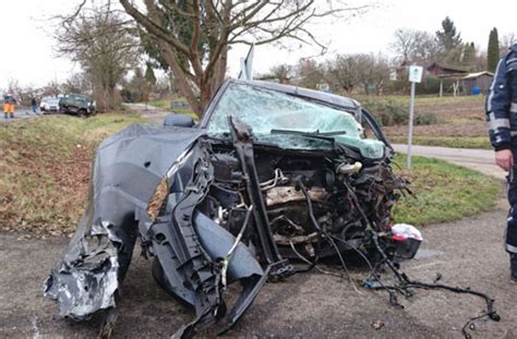 Fünf Verletzte Nach Frontal Crash