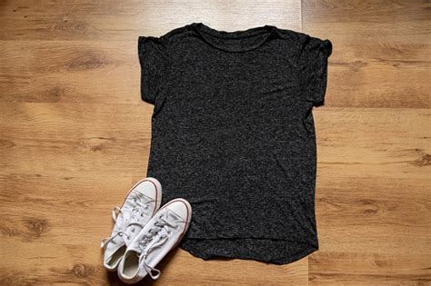 블랙 멜 란 지청바지와 목 제 배경에서 효과 T 셔츠를 모의 0명에 대한 스톡 사진 및 기타 이미지 0명 T 셔츠 개체