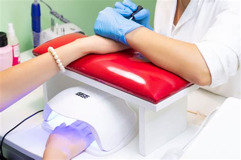 매니큐어는 손톱에 젤을 적용하기 전에 손톱과 피부의 표면을 연마 2명에 대한 스톡 사진 및 기타 이미지 2명 매니큐어 미용술 미용사 Istock