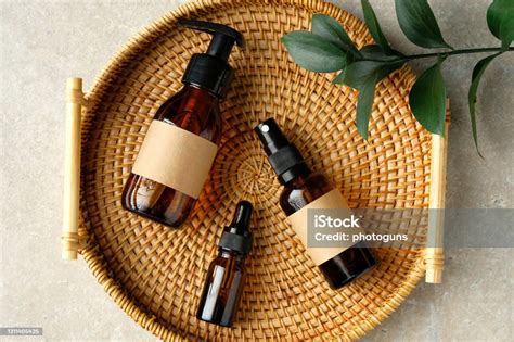 욕실테이블에 있는 등나무 용기에 호박색 유리 화장품 병 개인 위생 세면도구 화장품을 위한 Spa 천연 유기농 미용 제품 바구니에 대한 스톡 사진 및 기타 이미지 Istock