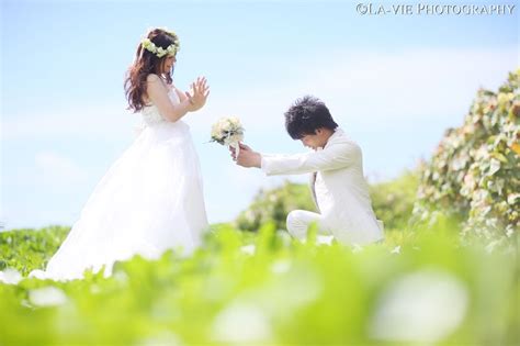 片膝をついて、跪いて♡前撮りフォトで絶対に撮りたい『プロポーズショット』のアイデアまとめ＊にて紹介している画像 Couple