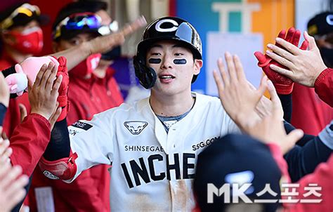 최지훈 `시즌 1호 솔로포 치고 동료들로 부터 기립박수` Mk포토 Mk스포츠