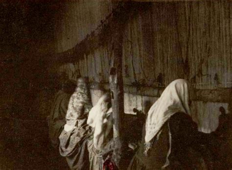 سفری به ۱۳۰ سال پیش؛ زنان ایرانی پای دار فرش ایرانی عکس کجارو