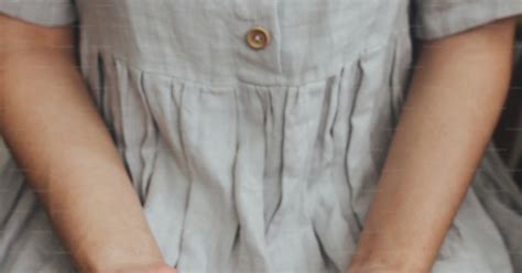 행복한 부활절 소박한 린넨 드레스를 입은 여자가 천연 염색 부활절 달걀을 손에 들고 있다 자연 그린 에코 레드와 브라운 계란 미적 휴가 세련된 이미지 사진