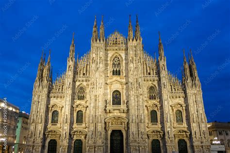 ミラノ大聖堂 ドゥオモ 夜景 Stock Foto Adobe Stock