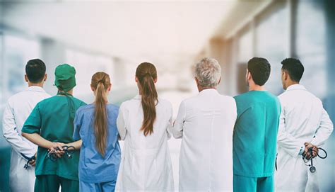 헬스케어 직업 팀웍 및 닥터 서비스 개념병원에 있는 청진 기와에 서 있는 닥터 간호 원과 외과 의사 전문가의 국제적인 의학 직원