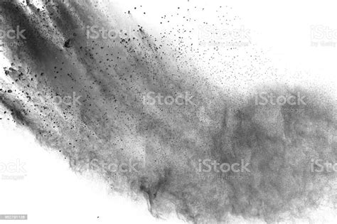 黒色火薬爆発白い背景の上の炭スプラッタの粒子スプラッシュの背景に分離された黒い塵粒子のクローズ アップ しぶきを上げるのストックフォトや
