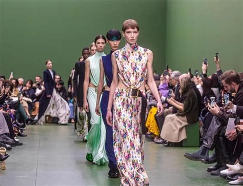 패션엔 리뷰 예술적 융합과 혁신 로에베 2024 Fw 컬렉션