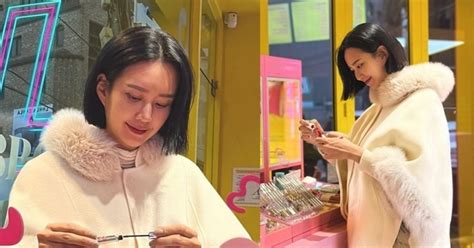 ‘예비엄마 지소연 지금은 핑크 타임 핑크에 푹 빠진 퍼 케이프 나들이룩 패션엔