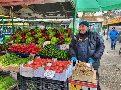 Работливи и усмихнати Октай Самиев предлага качествени плодове и