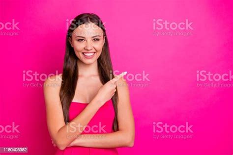 저렴한 가격 참신 착용 밝은 세련된 귀여운 드레스 고립 생생한 핑크 색상 배경을 보여주는 손가락 빈 공간을 나타내는 놀라운