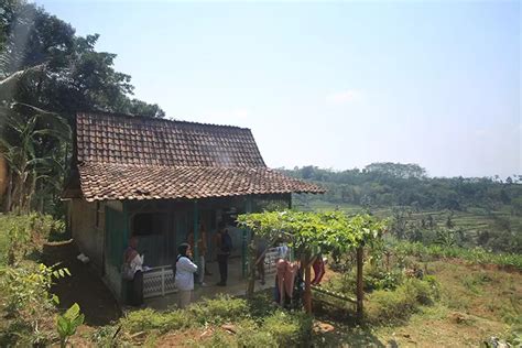 Belajar Sejarah Sambil Nikmati Sunrise Dari Rumah Adat Pacenan Di Puncak Mojan Desa Klungkung