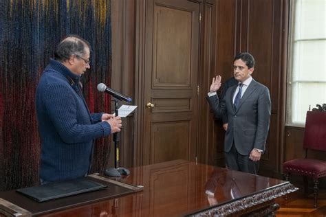Luis Carlos Reyes Mr Taxes Se Posesionó Como Ministro De Comercio