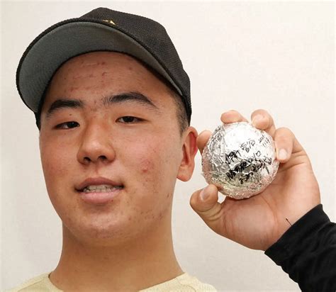 ＜関東一・作新学院＞8回に放った決勝ソロのホームランボールを手に笑顔の作新学院・菅谷（撮影・木村 揚輔） ― スポニチ Sponichi