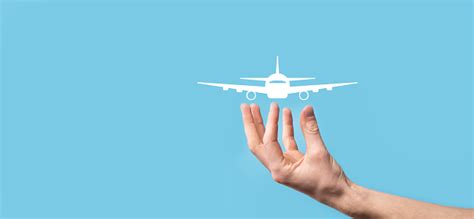 파란색 배경에 비행기 아이콘을 들고 남성 손 배너nline 티켓 구매 여행 계획 교통 호텔 항공편 및 여권에 대한 여행 아이콘 항공권 예약 개념 가리키기에 대한 스톡 사진