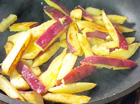 「さつまいも」をバターで焼いて溶けた砂糖を絡めるだけ。“さつまいものバター焼き”レシピ
