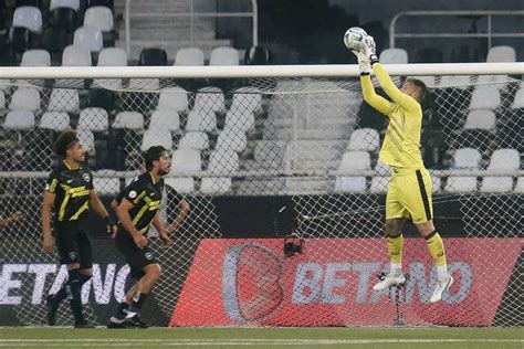 Botafogo pode ter saída de nove jogadores após fim do Brasileirão