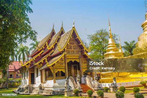 란 스타일 불교 교회 와트 Phra Singh에서 푸른 하늘 배경 왓 프라 싱은 중요 한 불교 수도원 및 사원 태국 치 앙