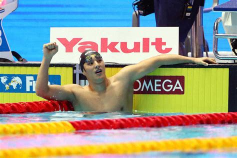 ＜世界水泳光州2019・競泳8日目＞男子400メートル個人メドレー決勝、1位でゴールしガッツポーズする瀬戸（撮影・会津 智海） ― スポニチ