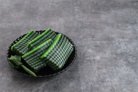 쿠에 라피스 판단kue Lapis Pandan 또는 쿠에 페페kue Pepe 또는 끈적끈적한 층 케이크 쌀가루로 만든