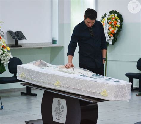 Celso Portiolli e Liminha do SBT se emocionam em velório de Roberto