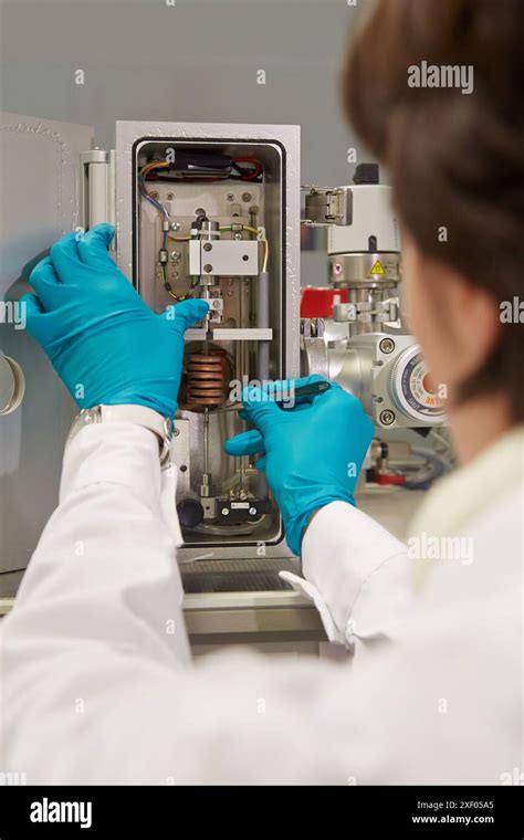 Quenching Dilatometer Equipment To Measure The Expansion And Contraction Of The Metal And