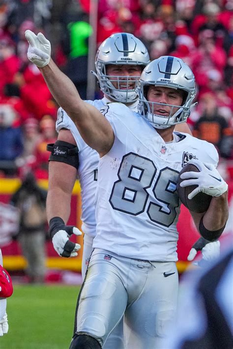 Chiefs First To Clinch Playoff Spot After Edging Raiders Reuters