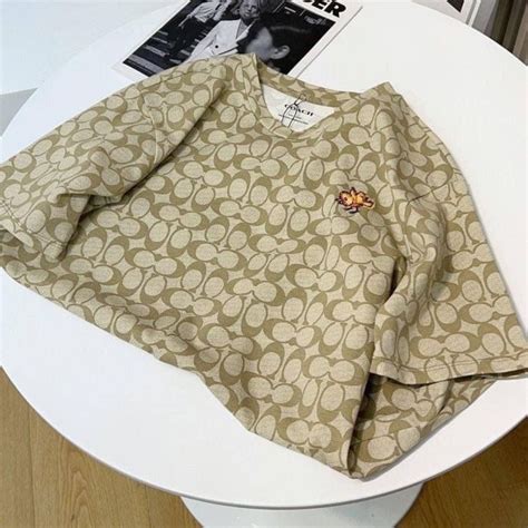 เสื้อยืดลาย C งานปักตรงหน้าอก ผ้าคอตตอน ขนาด อก 40” ยาว 25” 🌈สินค้าจริงรูปหลัง Th