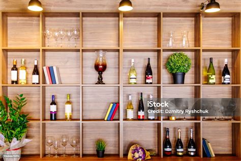 화이트와 레드 개인 와이너리 캐비닛 룸 인테리어에도 서와 함께 나무 선반에 와인 병 칸 가구에 대한 스톡 사진 및 기타 이미지 칸 가구 와인 캐비닛 Istock