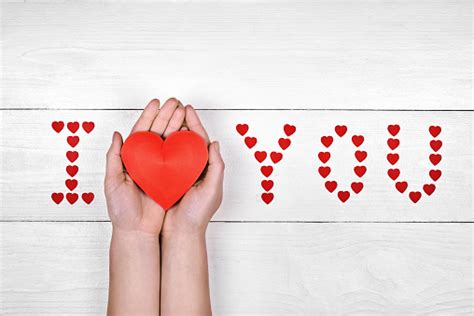 발렌타인 데이 배경 빨간 종이 하트와 여성의 손에 한 마음으로 만든 당신을 사랑합니다 서명 복사 공간 인사말 카드 모형 사랑의